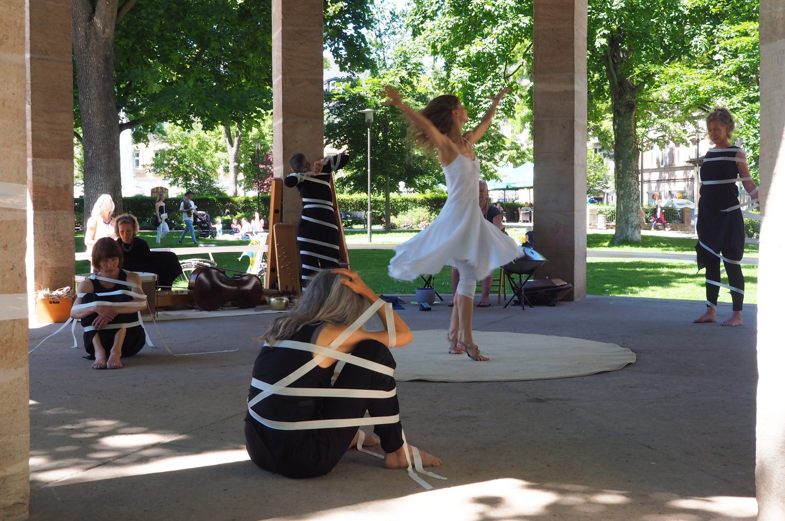FREIHEITSSTATUEN Performance am 13.Juni 2021 | Im Pavillon der Konrad-Adenauer-Anlage, Fürth ...